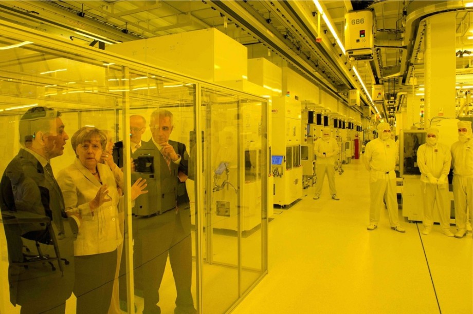 Hyper-Capitalism and the Pictures of our Time - Reading The Pictures